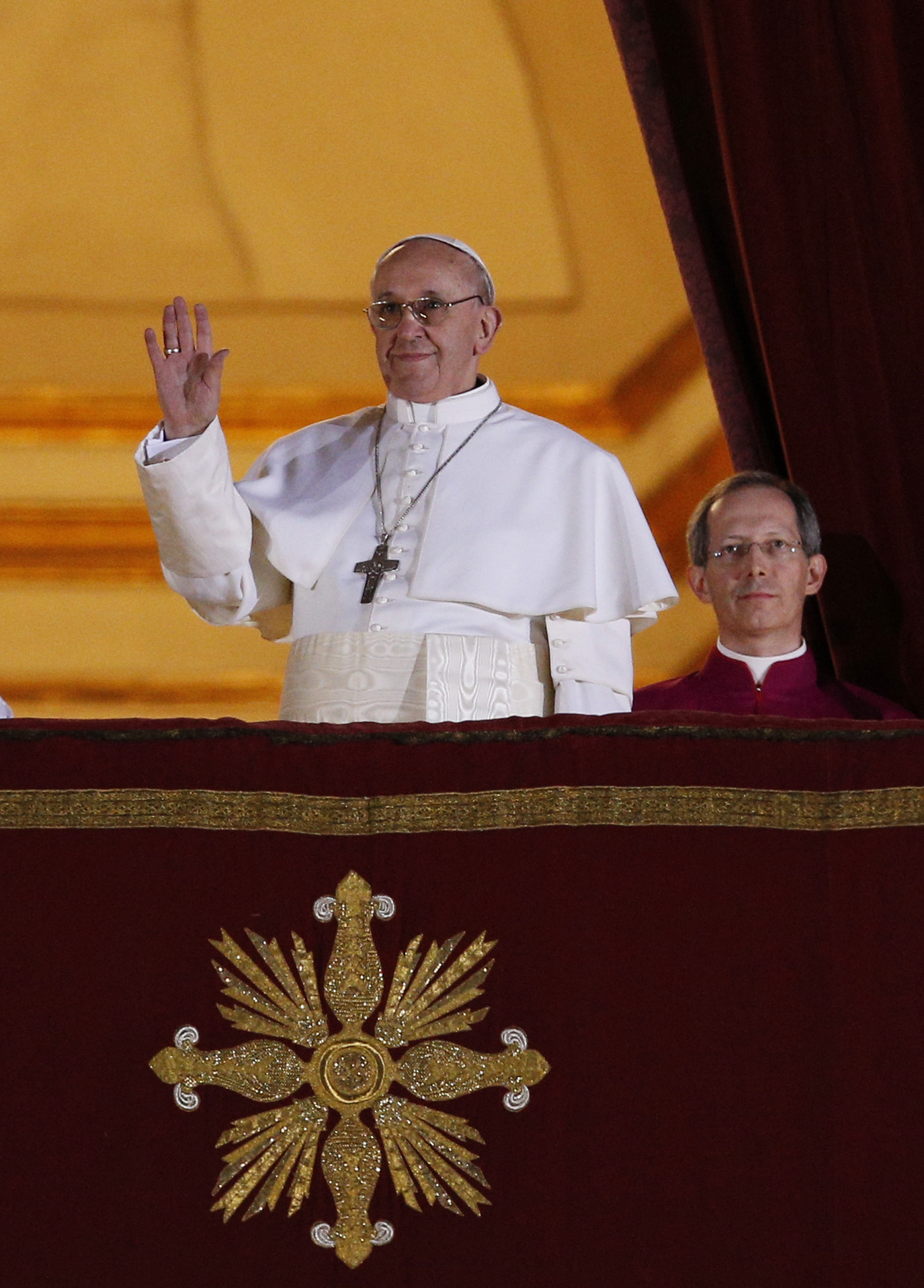 Pope Francis I appears for first time on balcony of St. Peter's ...
