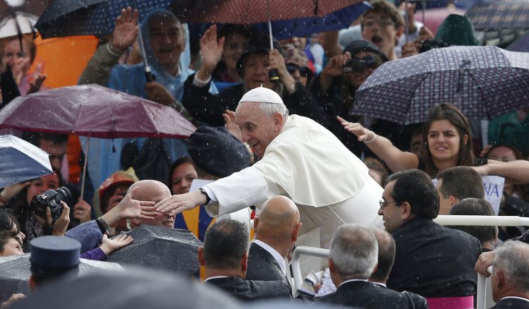 Pope greets people as he arrives to lead general audience in St. Peter ...