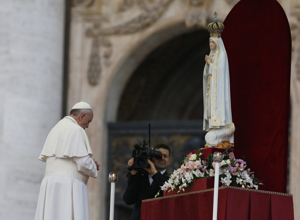 Pope prays in front of statue of Our Lady of Fatima during Marian vigil ...