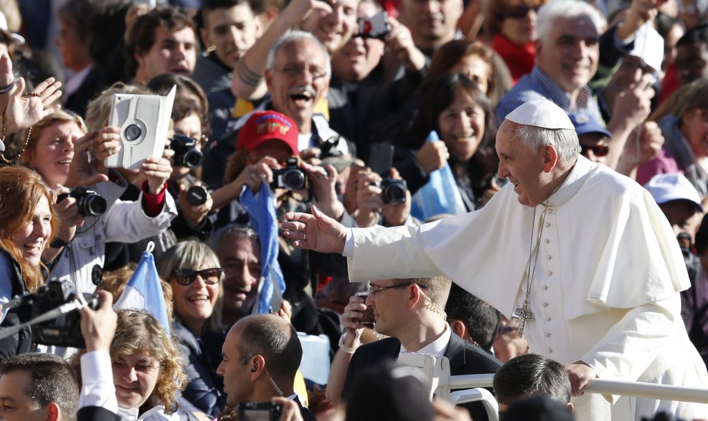 Pope greets crowd as he arrives to lead general audience in St. Peter's ...