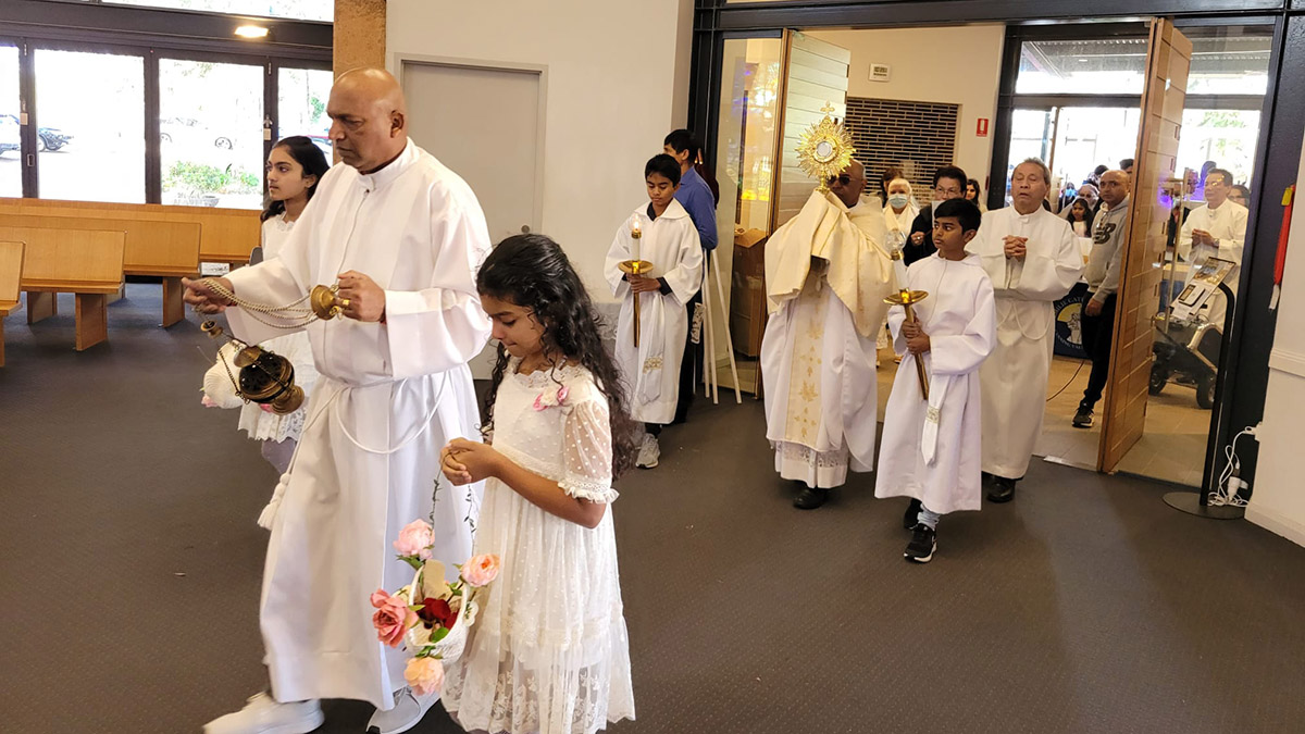 Corpus Christi procession draws crowd at Canning Vale | The Record