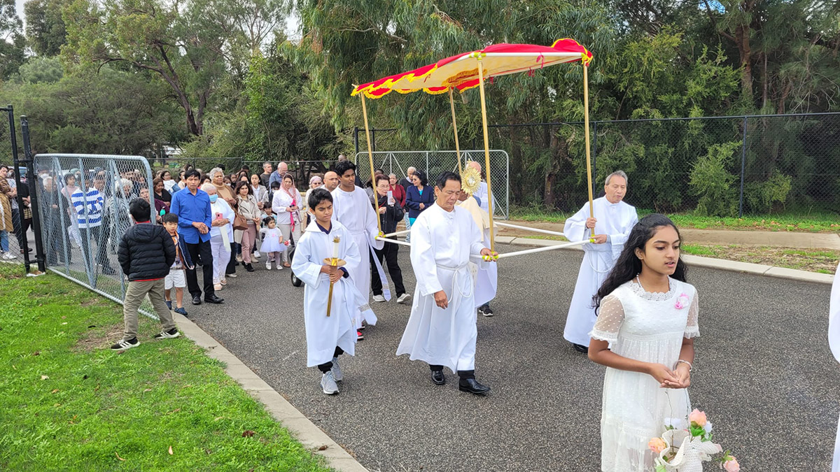 Corpus Christi procession draws crowd at Canning Vale | The Record
