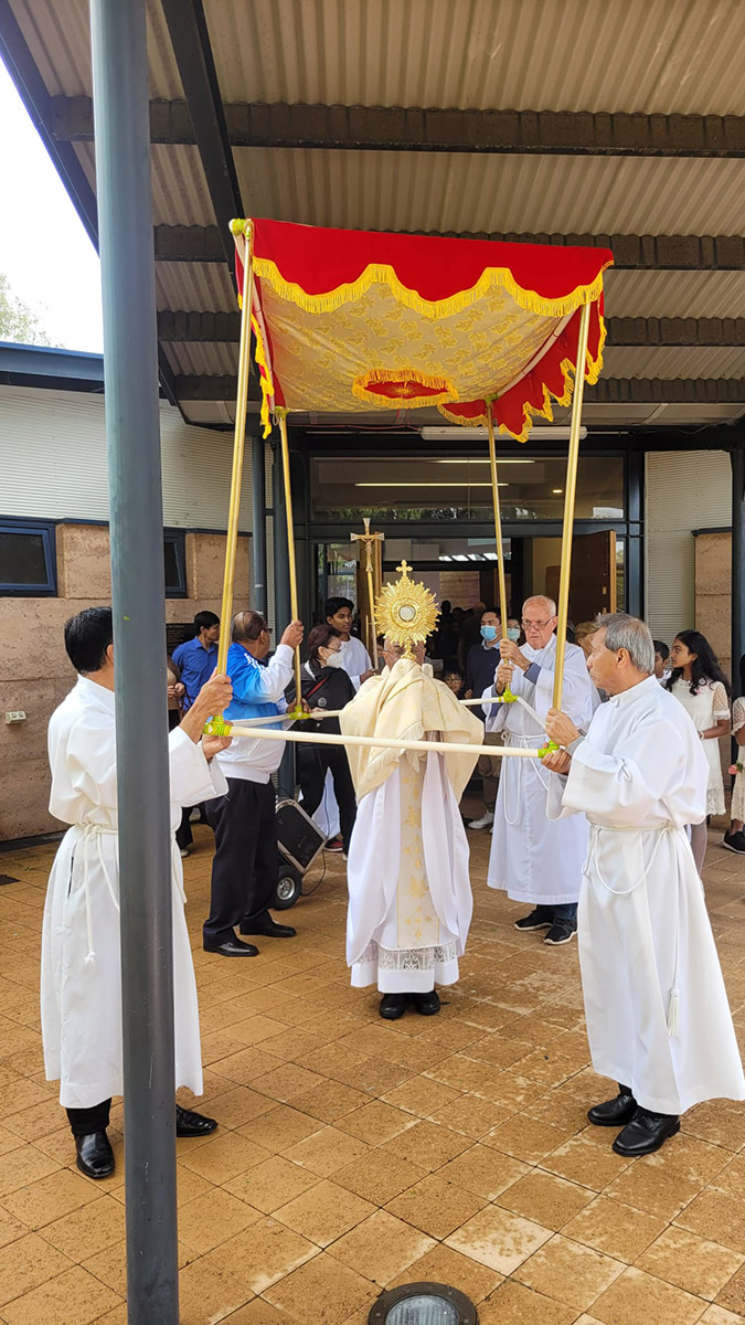 Corpus Christi procession draws crowd at Canning Vale | The Record